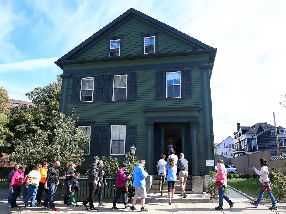 Turyści wchodzą do domu Lizzie Borden
