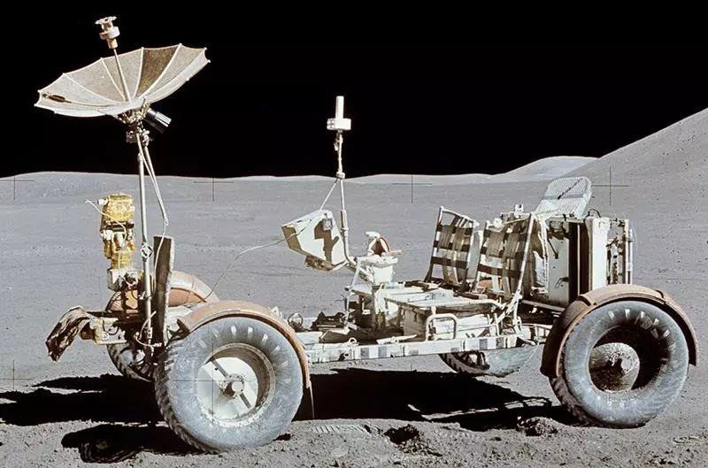 Từ toa xe ga gia đình đến tàu Apollo Lunar Rover, tài năng kỹ thuật của bố tôi không có giới hạn