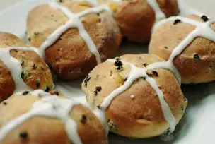 Traditions culinaires de Pâques : œufs, agneau et petits pains chauds