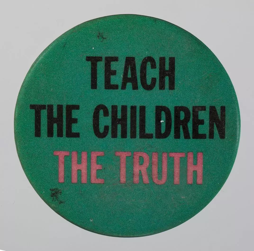 Pinback-hnappur sem les Teach the Children the Truth