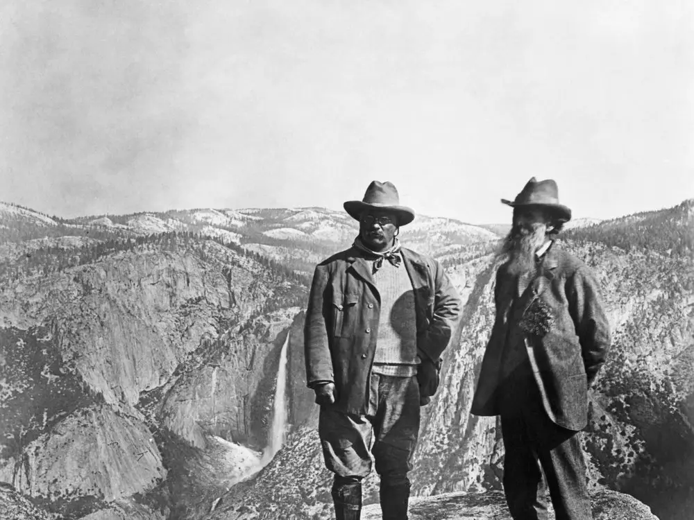 Theodore Roosevelt သည် အမေရိကန်နိုင်ငံ၊ ကယ်လီဖိုးနီးယား၊ Yosemite Valley အထက်ရှိ Glacier Point တွင် သဘာဝပညာရှင် John Muir နှင့်အတူ ရပ်တည်နေပါသည်။