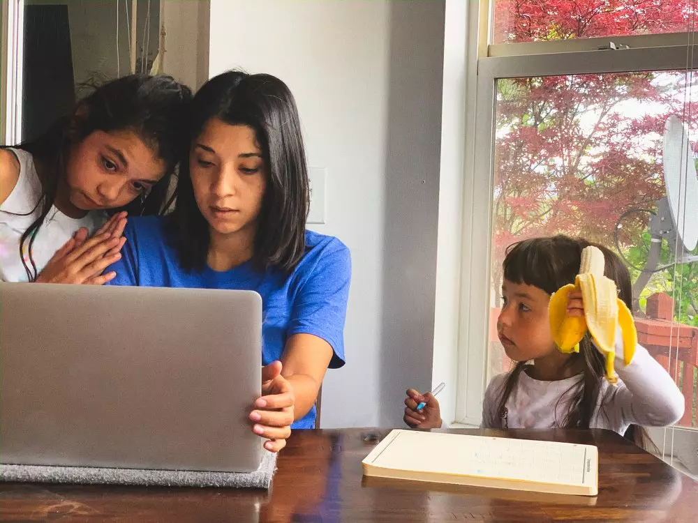 Att lära sig om en stor nyhetshändelse när det händer kan vara stressande för familjer att navigera och bearbeta tillsammans. (Getty Images)
