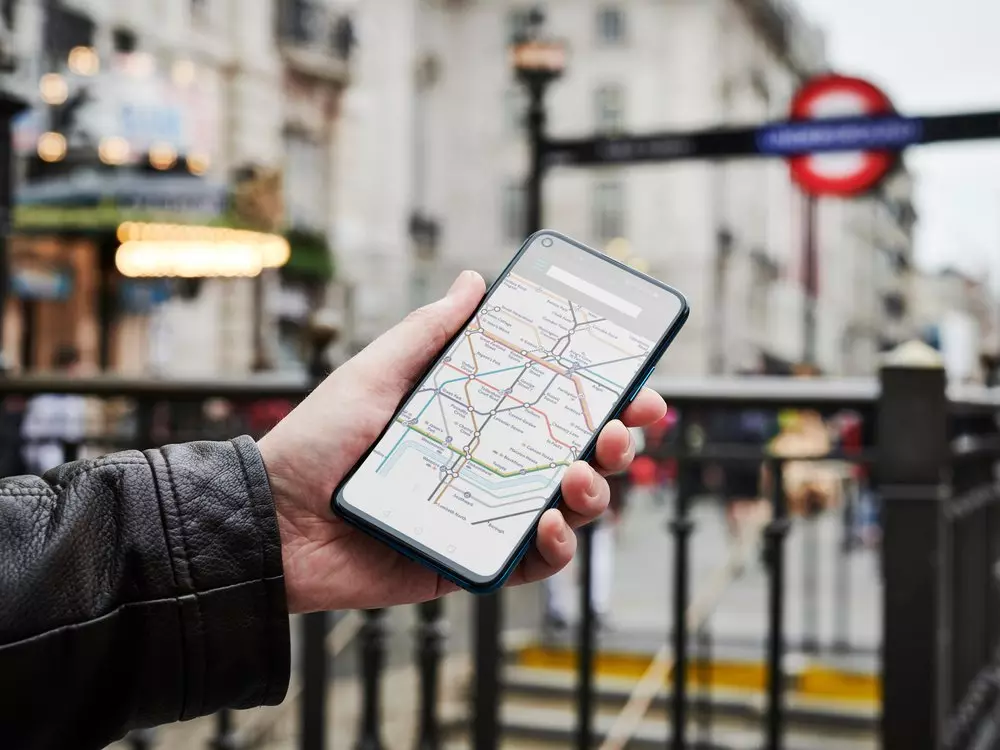 Telefon pintar menunjukkan peta bawah tanah London