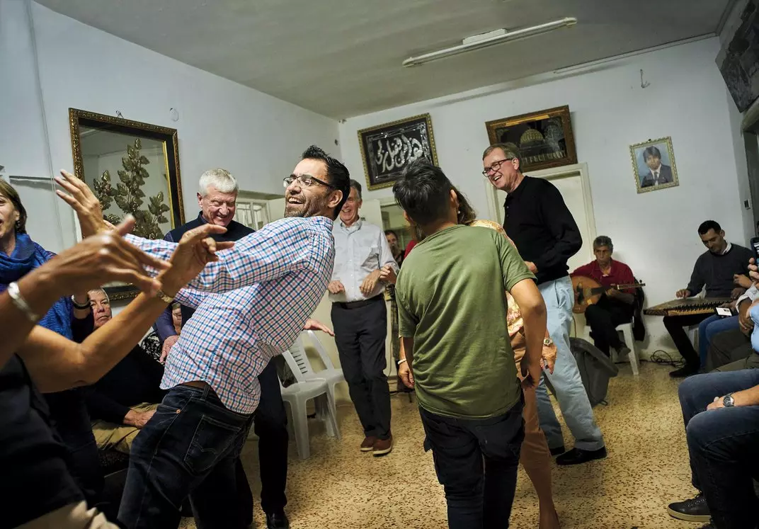 الرقص في بيت ابو سارة