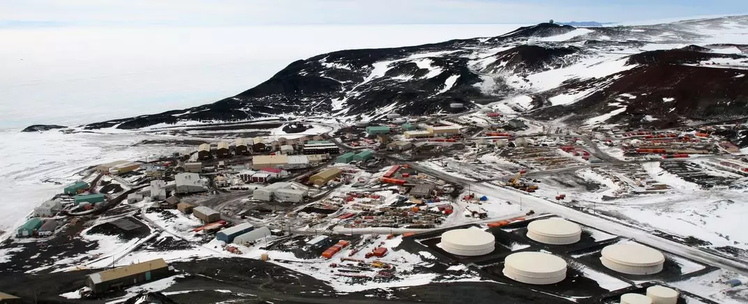 Una città sull'oceano in inverno.