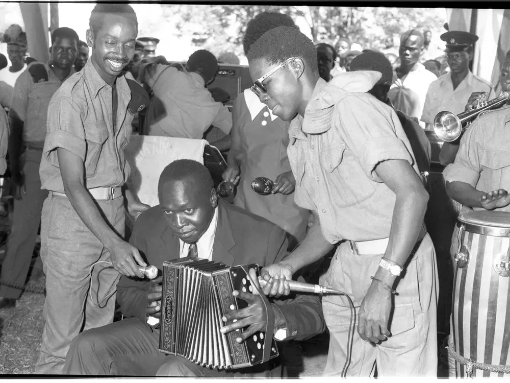 Miles de fotografías recentemente desenterradas documentan a vida dos ugandeses baixo Idi Amin