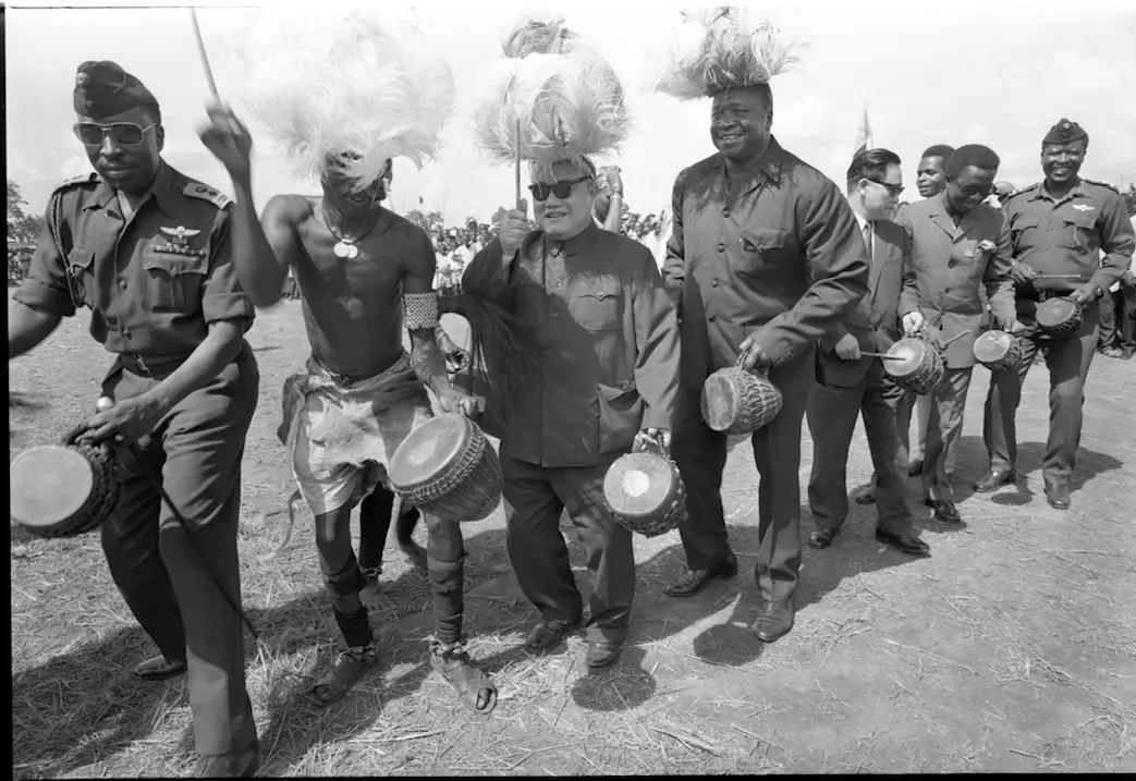 Miles de fotografías recentemente desenterradas documentan a vida dos ugandeses baixo Idi Amin