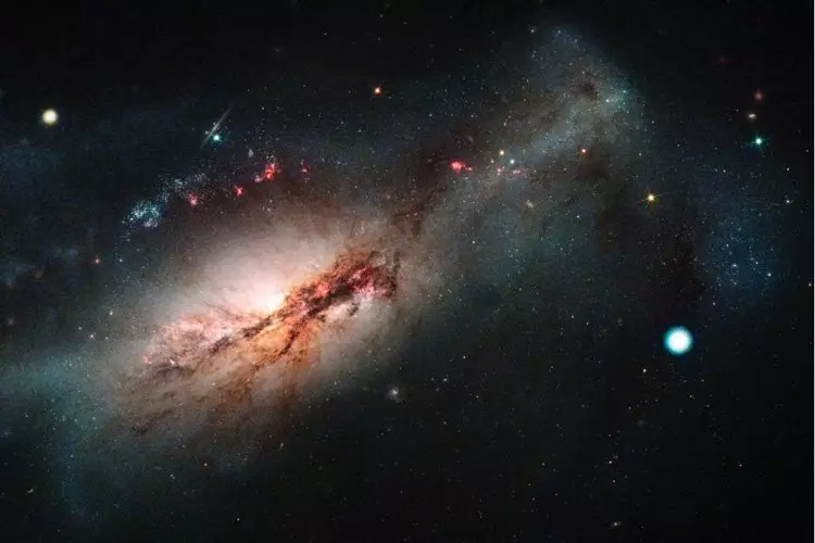Foto farita de la Kosmoteleskopo Hubble de la galaksio NGC 2146 kaj de la supernovao SN 2018zd