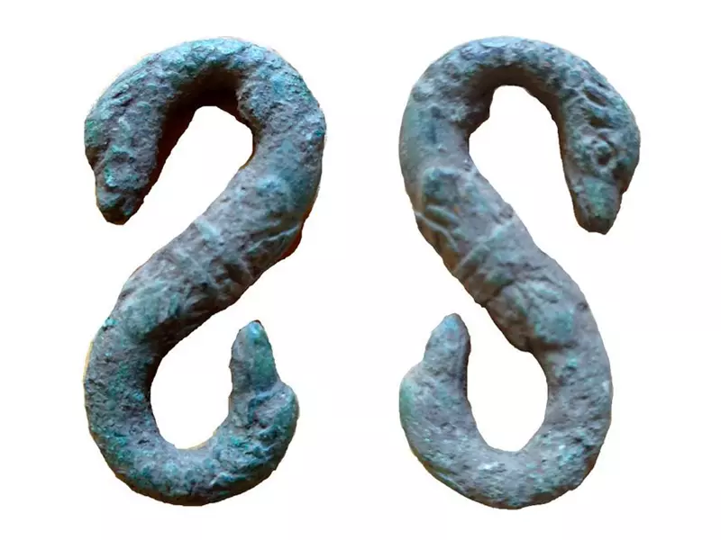 Постсредновековни куки за појас во форма на змија