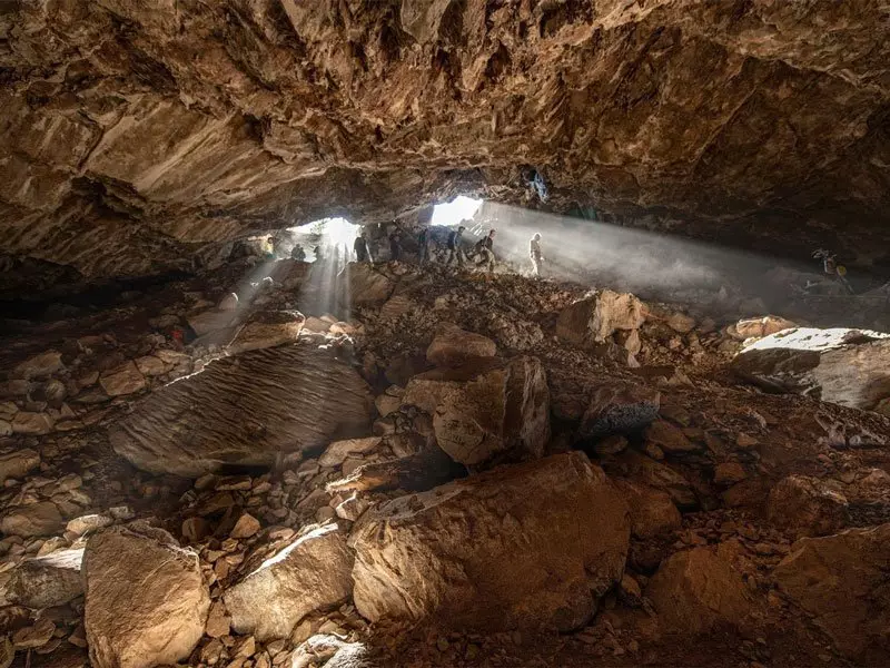 La lumière du soleil brille dans la grotte de Chiquihuite