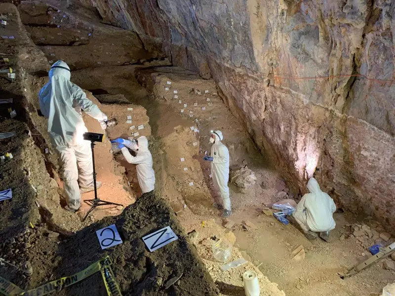 Des scientifiques travaillent dans la grotte de Chiquihuite