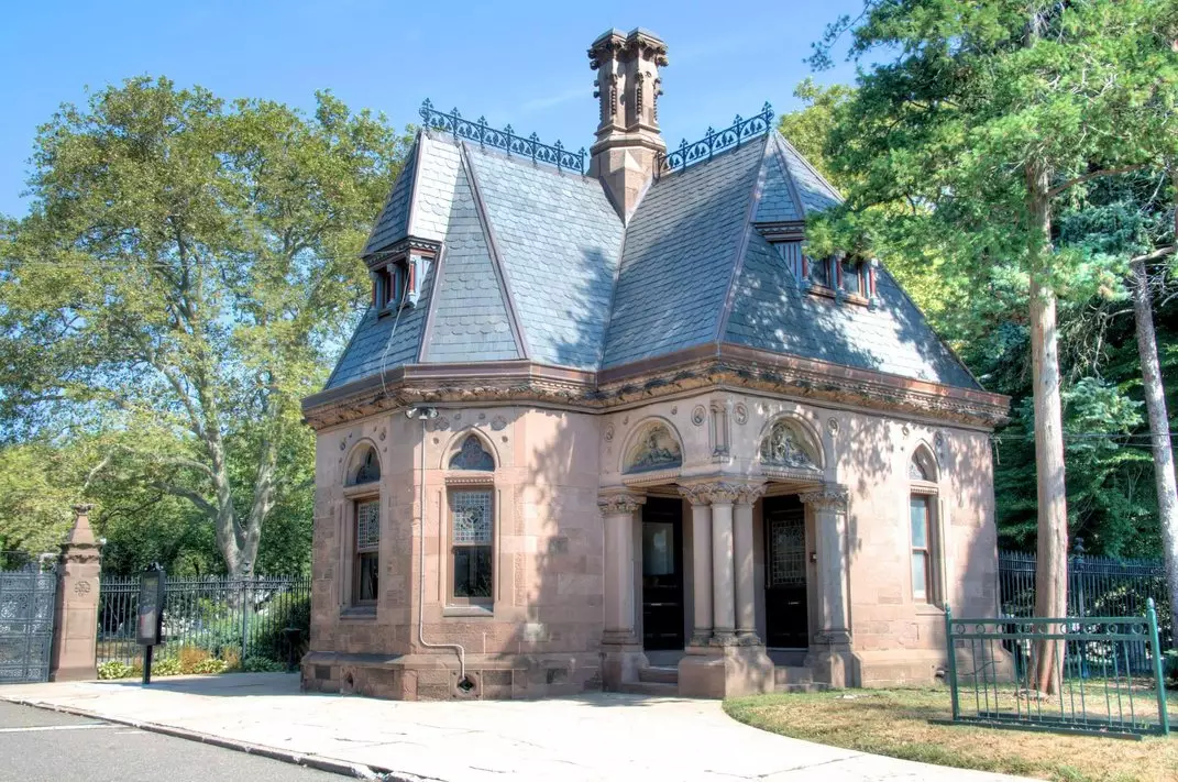 Green-Wood qəbiristanlığında Fort Hamilton Gatehouse, 1873-cü ildə tikilmiş bəzəkli Gothic Revival quruluşu