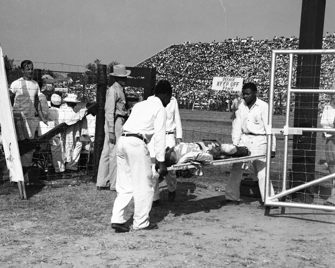 Un vaqueiro ferido é levado en padiola en 1952