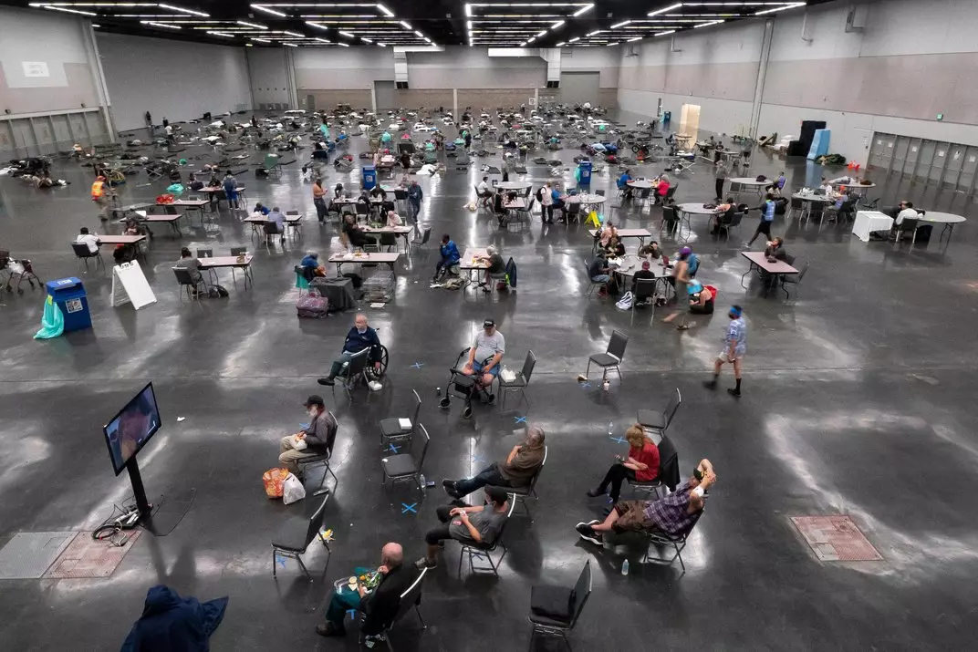 Obyvatelia Portlandu zapĺňajú chladiace centrum s kapacitou asi 300 ľudí v Oregon Convention Center 27. júna 2021 v Portlande, Oregon.