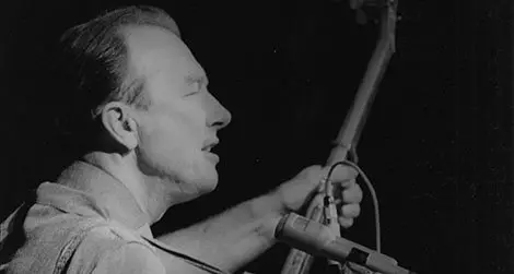 Pete Seeger fè nan yon rasanbleman lapè nan vil Nouyòk, 1965.