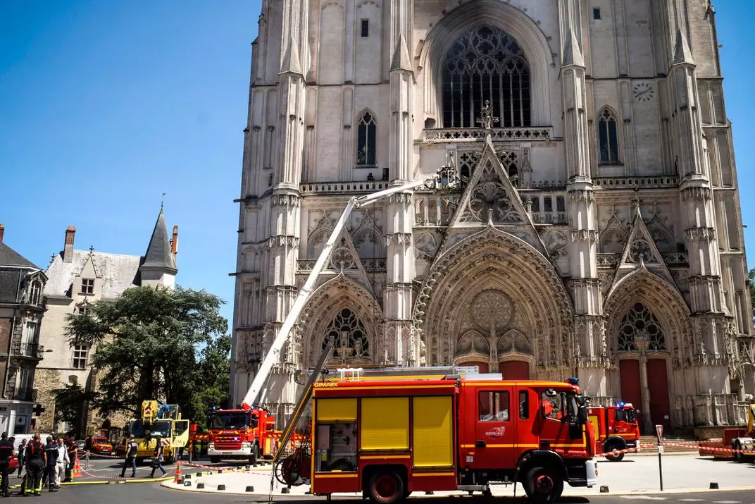 A gyújtogató bevallja, hogy tüzet gyújtott a nantes-i katedrálisban 25418_2