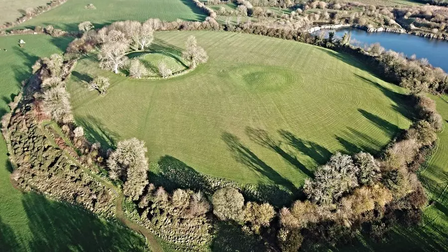 Evidència d'enormes temples trobats al fort de Navan d'Irlanda del Nord