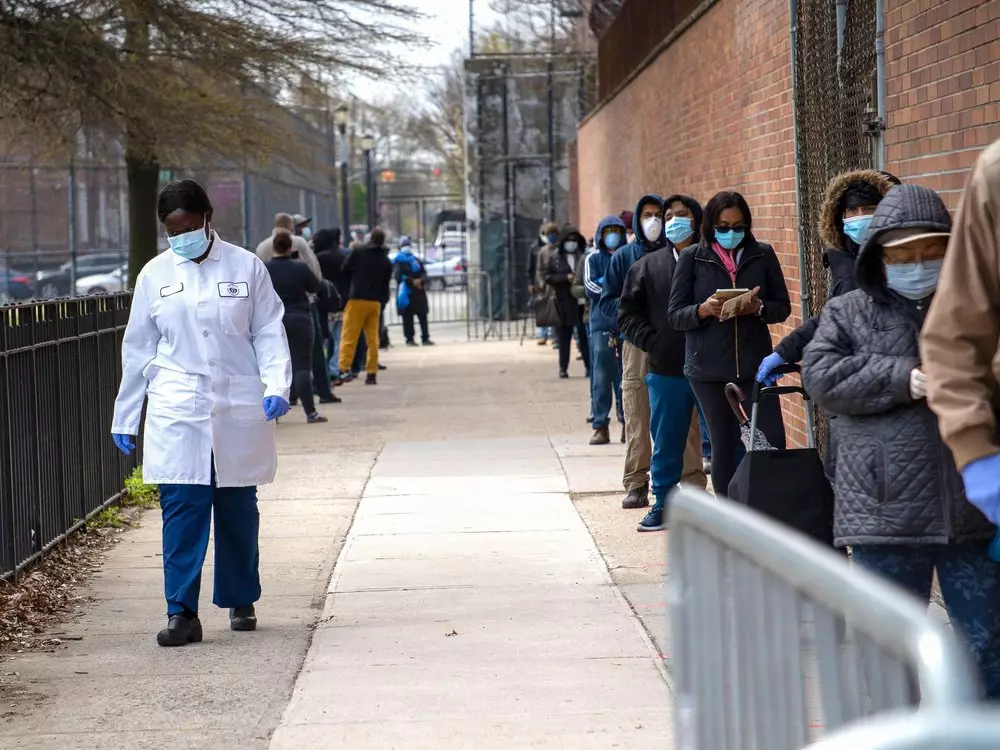 usa ka linya, kasagaran sa mga tawo nga kolor, naghulat alang sa mga pagsulay sa COVID-19 sa Brooklyn