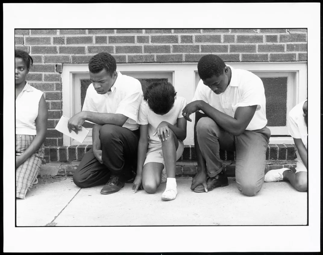 John Lewis reza durante a manifestação, 1962