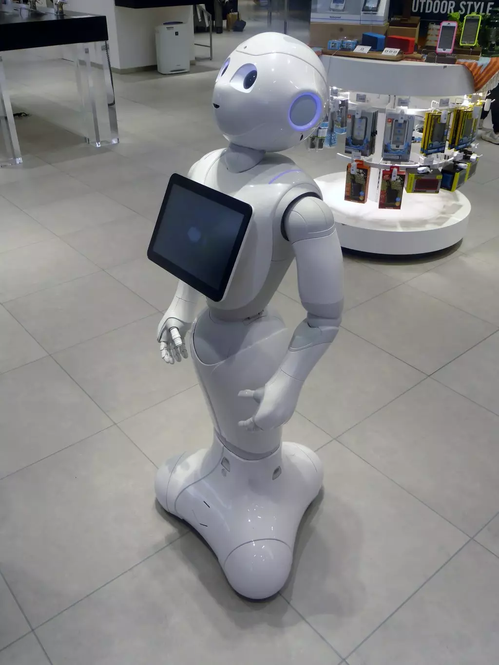 Pepper, robot compánach sóisialta, i dtimpeallacht mhiondíola.