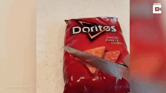 Gif de alguém cortando um saco de Doritos que na verdade é um bolo