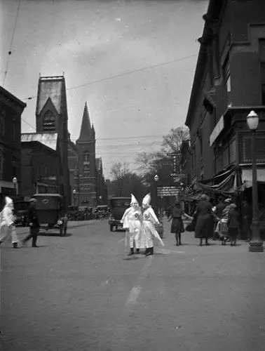 Membrii KKK pe Franklin Street din Valparaiso, Indiana, circa 1923