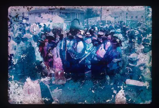 न्यू ऑरलियन्स निवासियों के एक समूह की नीली और बैंगनी रंग की तस्वीर