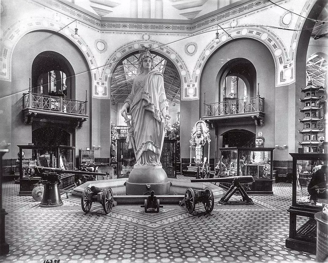 À l'intérieur du bâtiment des Arts et Industries.