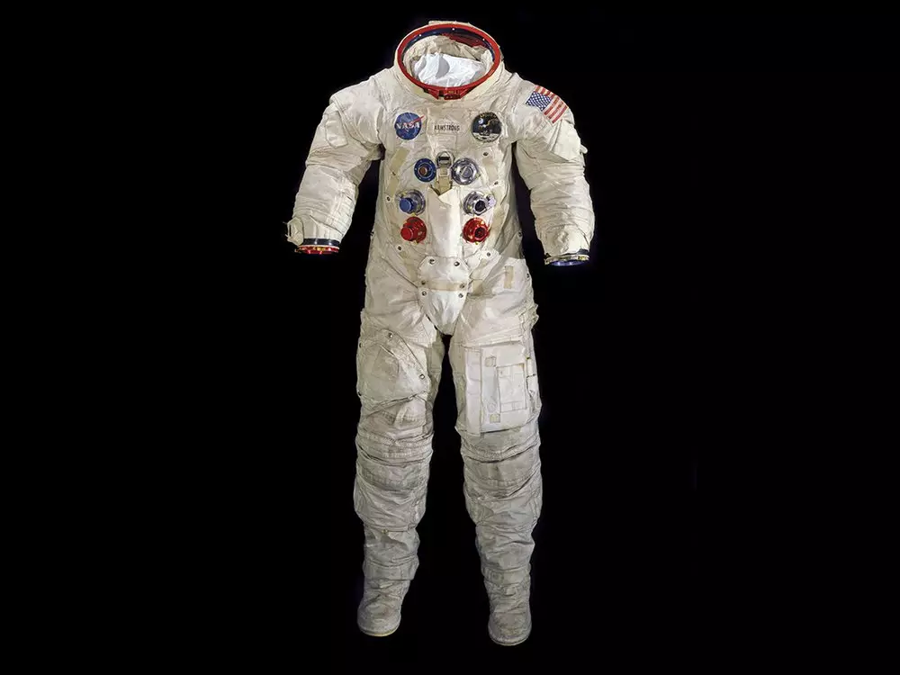 Moonwalk ບໍ່ໄດ້ທໍາລາຍ Spacesuit ຂອງ Neil Armstrong. ໃນປັດຈຸບັນເວລາຈະບໍ່ຄືກັນ