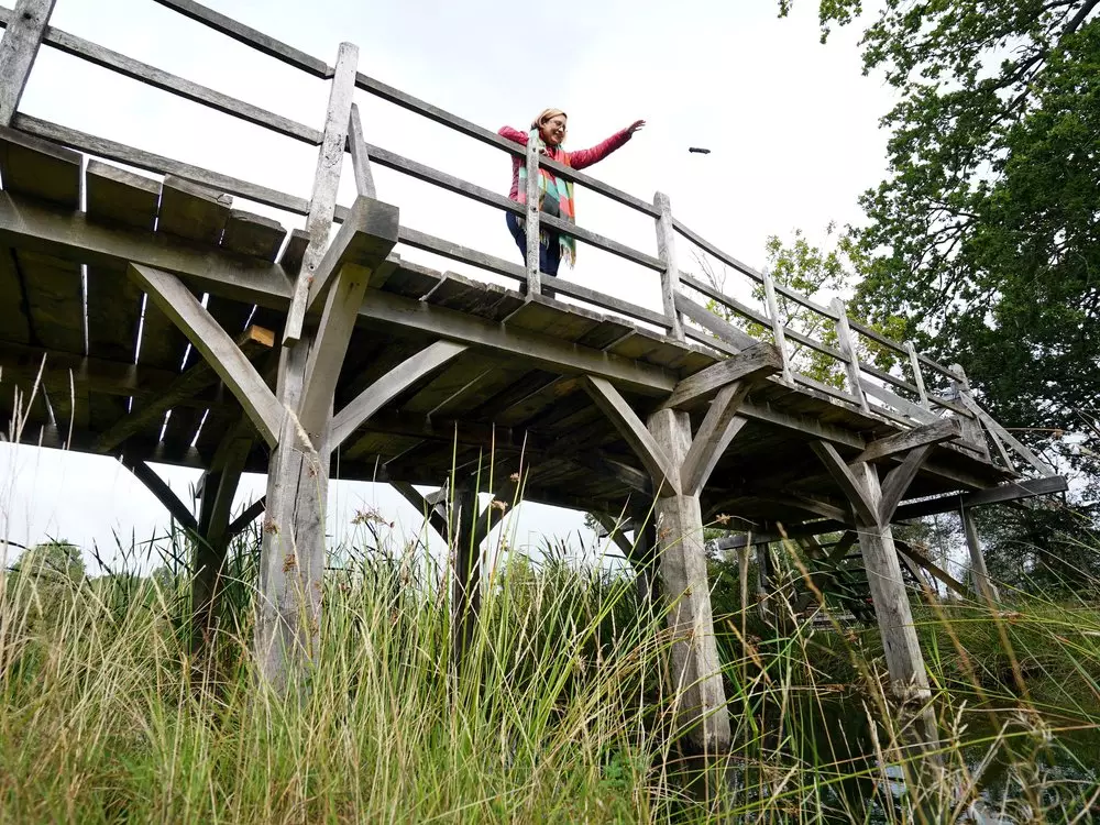 Silke Lohmann de Summers Place Auctions se dresse sur le pont Poohsticks original de la forêt d'Ashdown,