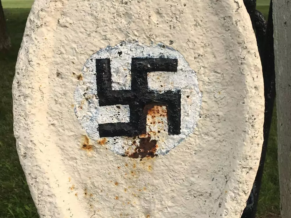 Barroosinka Swastika-qurxiyay ee Magaalada Canadian wuxuu keenaa xanaaq iyo jahawareer