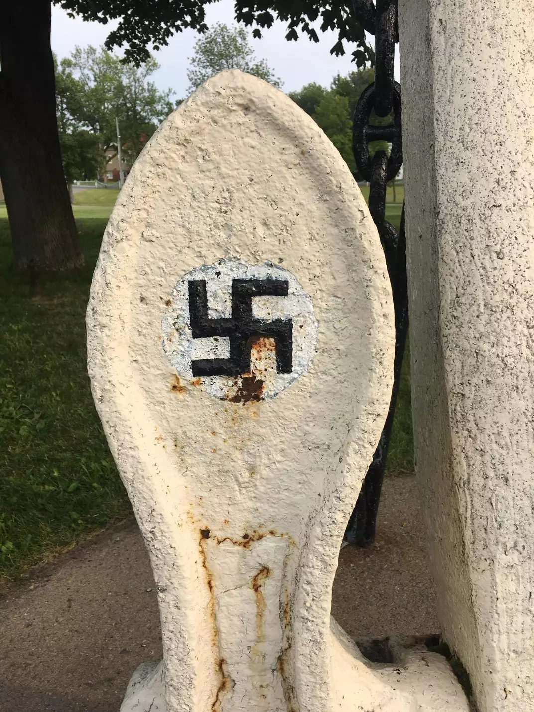 L'ancre ornée d'une croix gammée de Canadian Town provoque la colère et la confusion