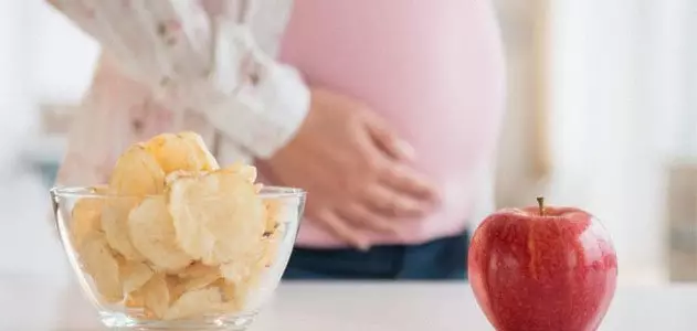 Göwreli çagalaryň semremegine sebäp bolýan wagtynda aşa köp iýmek?