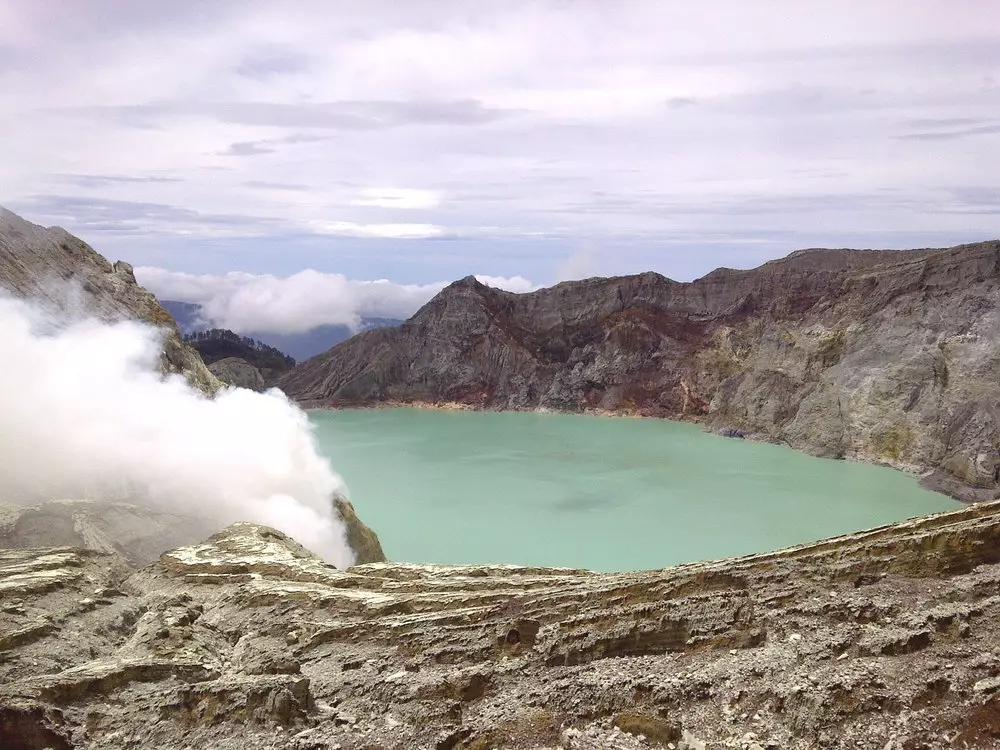A Kawah Ijen-hegy üstjének kénes tó, Indonézia