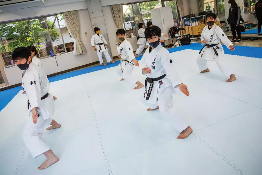 Hozen Lisesi'nde karate ekibi üyeleri