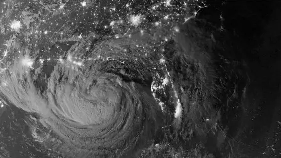 Tan-awa ang Hurricane Isaac Grow ug Slam Into Louisiana