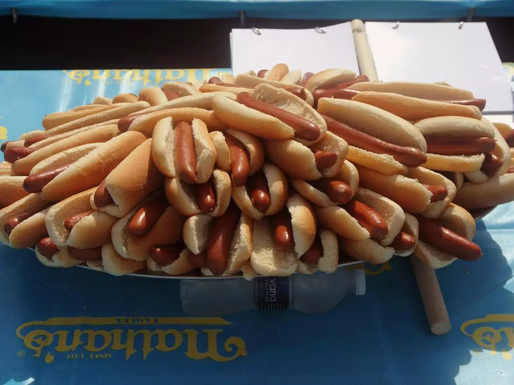 Egy hatalmas tál hot dog zsemleben