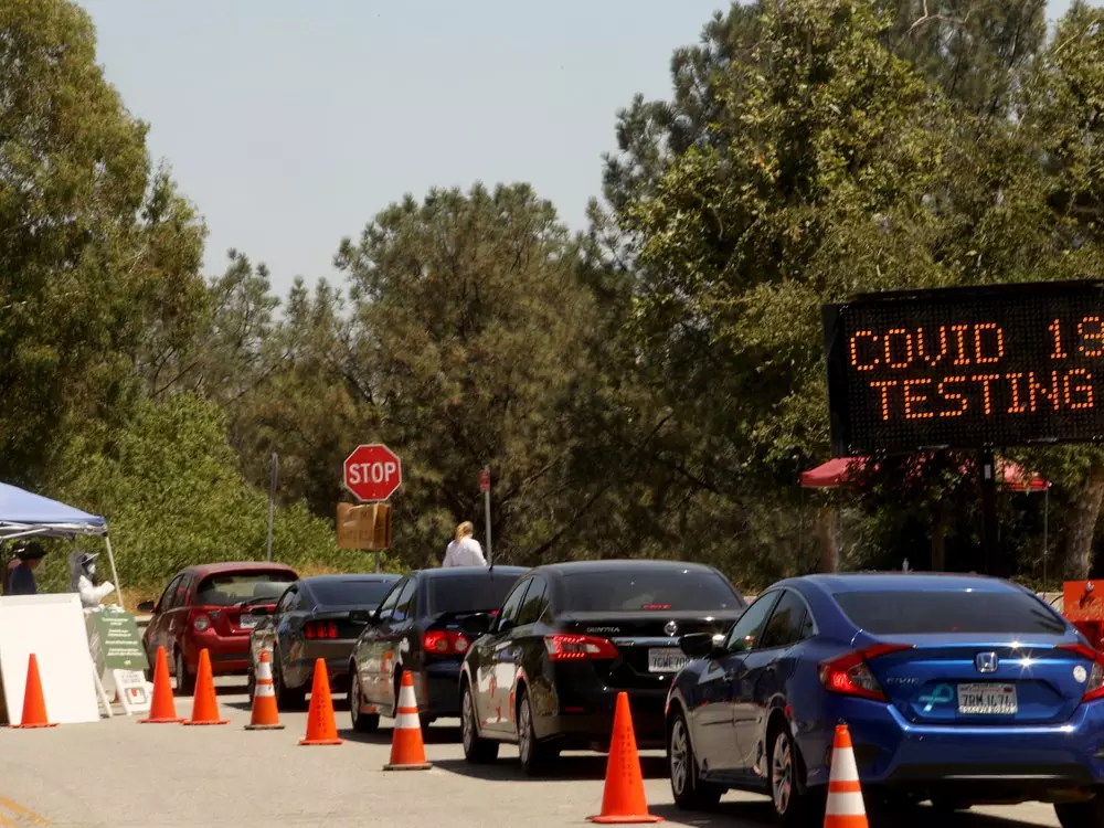 Drive-by COVID testing sa California