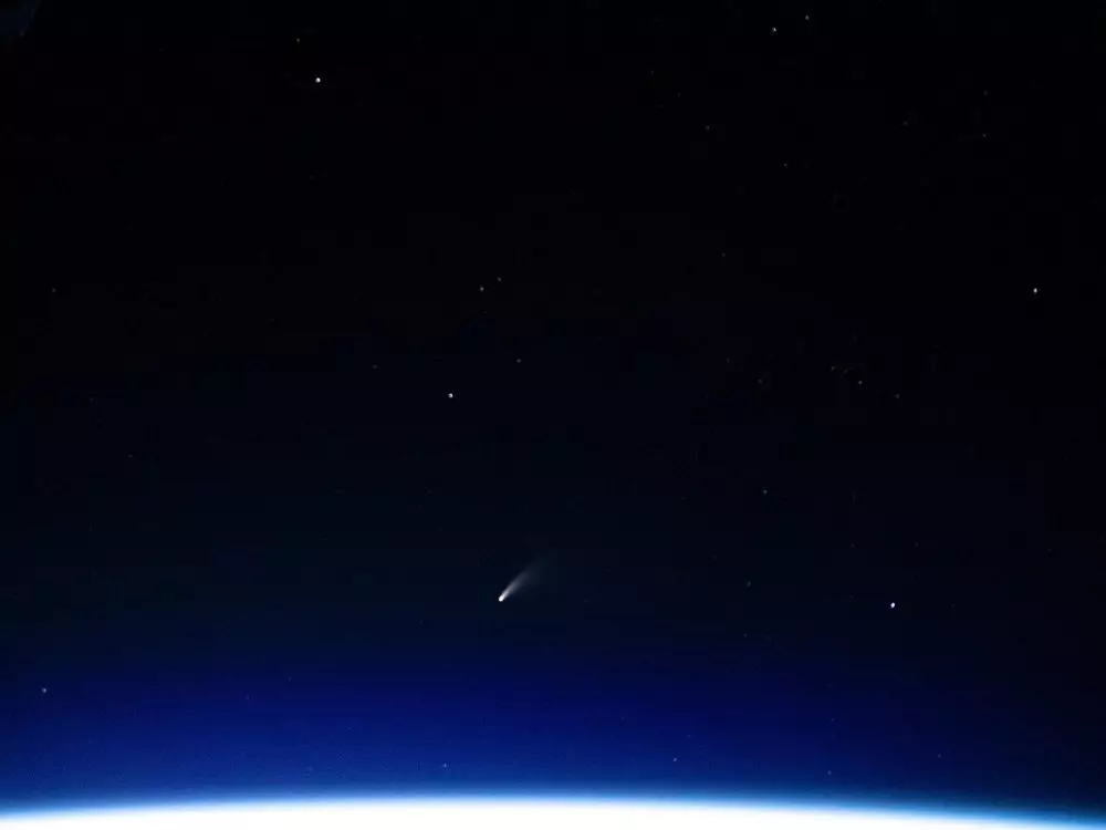 Fotografie ukazuje kometu NEOWISE na noční obloze