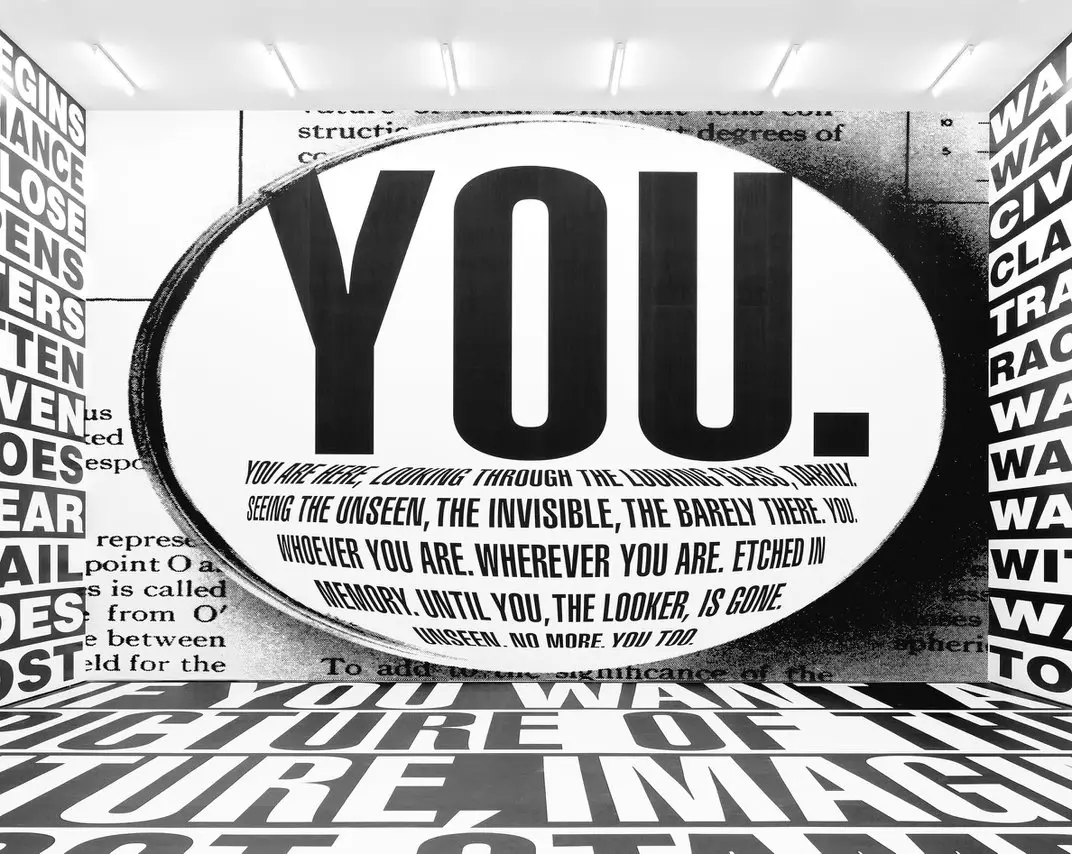 Вид на інсталяцію Крюгера з чорно-білим текстом, що покриває підлогу та стелю, з величезним ВИ. займає центральне місце