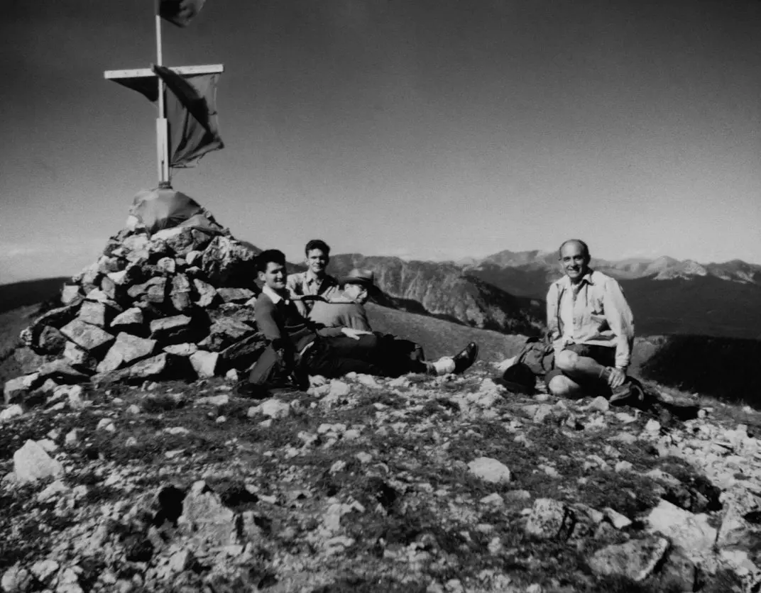 Peter Lax dengan Enrico Fermi saat mendaki