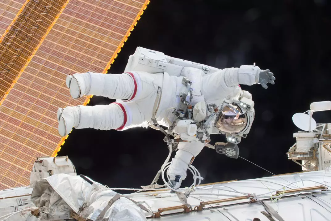 Kelly makke in unplanned spacewalk