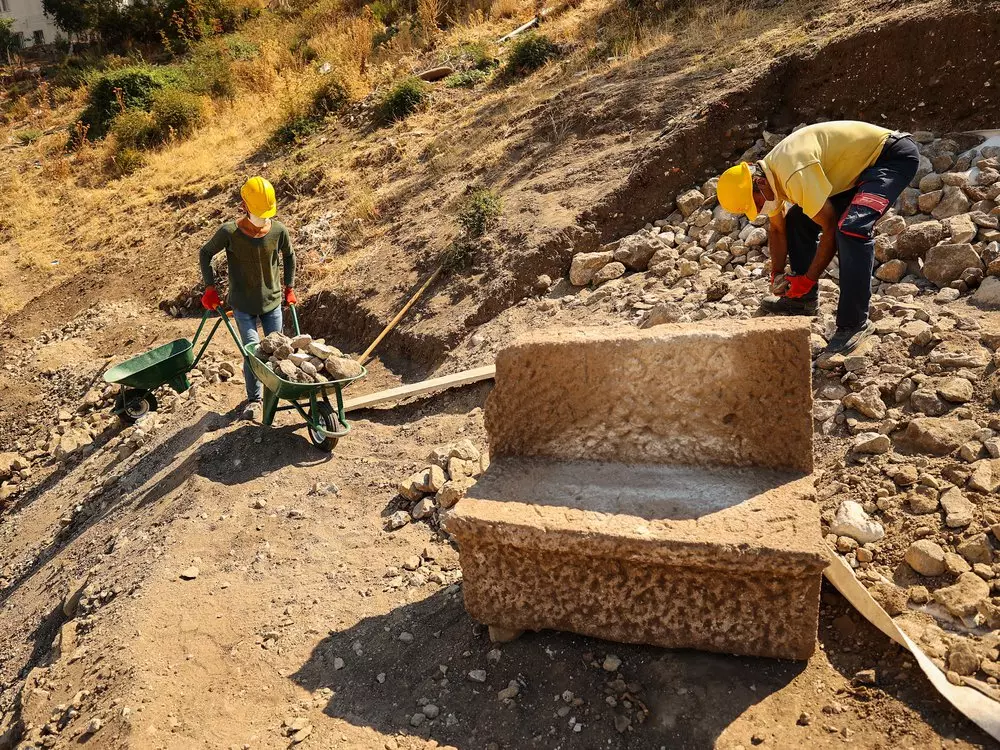 Kaiverrettu kiviistuin löydetty Pergamonin amfiteatterista