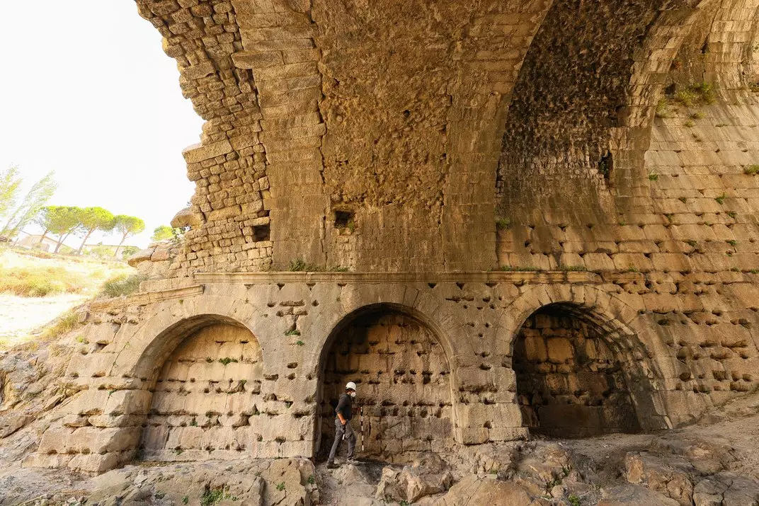 Uitsig van opgrawings by die Pergamon-amfiteater