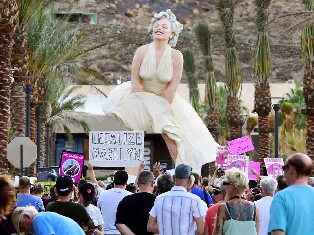 Demonstranten bei Forever Marilyn Entdeckung