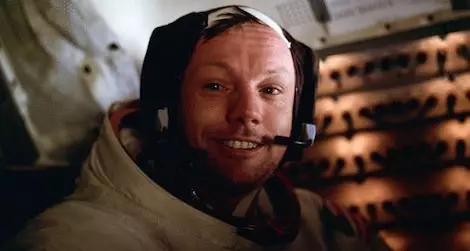 Neil Armstrong ဟာ 1969 ခုနှစ်မှာ လပေါ်လမ်းလျှောက်ရင်း အမေရိကကို စည်းလုံးစေခဲ့ပါတယ်။