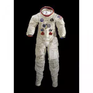 Dari koleksi museum, pakaian luar angkasa yang dikenakan Armstrong pada misi Apollo 11.