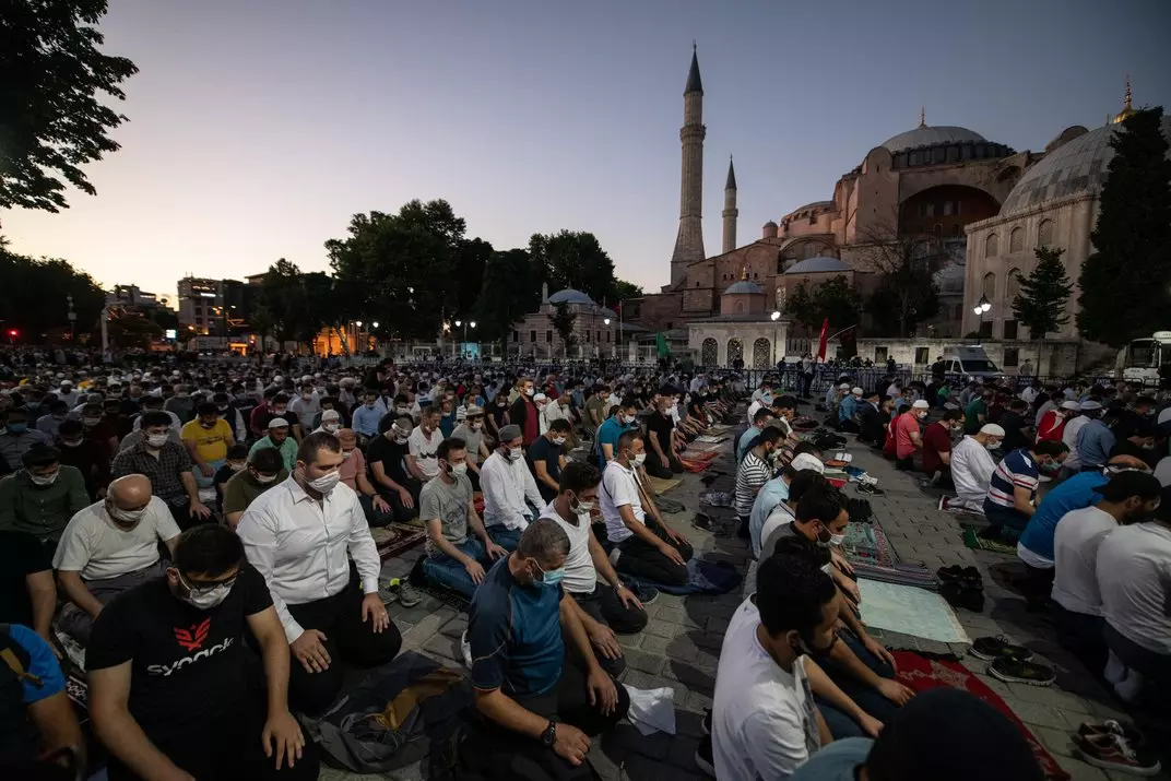 Preghiere fuori Hagia Sophia