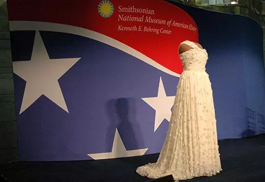 Das Antrittskleid der First Lady kommt bei Smithsonian an 26055_2