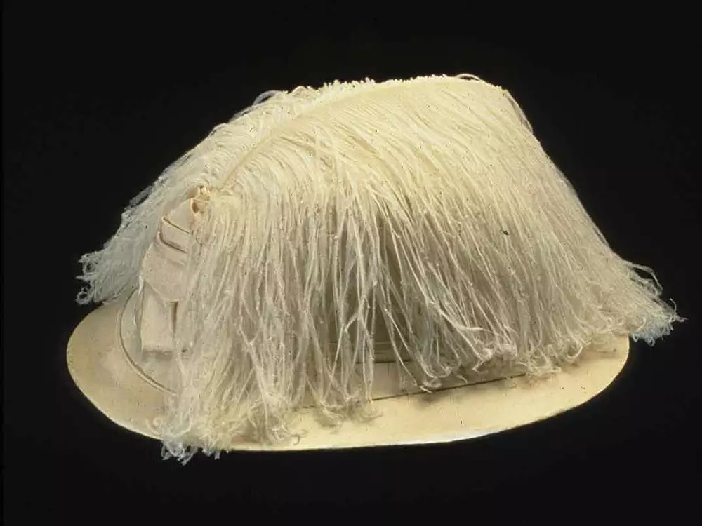 Strausa spalvu cepure, 1910-1912